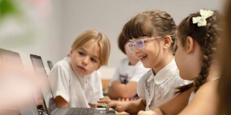 Platforma dixhitale SMIP/ Kushi: Prindërit mund të informohen rreth ...